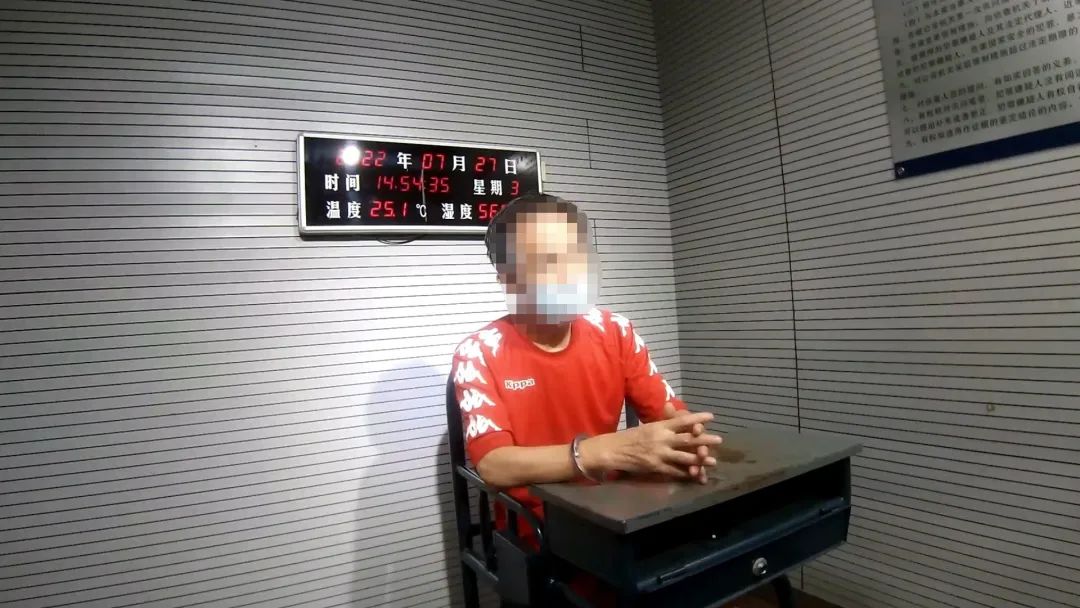 出狱后十天又 重操旧业”一男子火车站偷手机被抓现行！