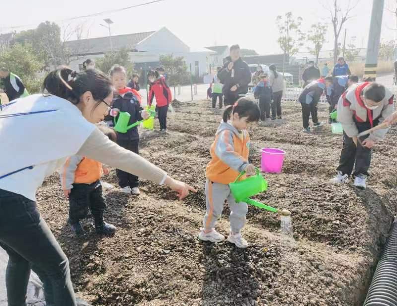 共享菜园萌孝心 宝山罗泾的 社区小先生”带你一起去研学